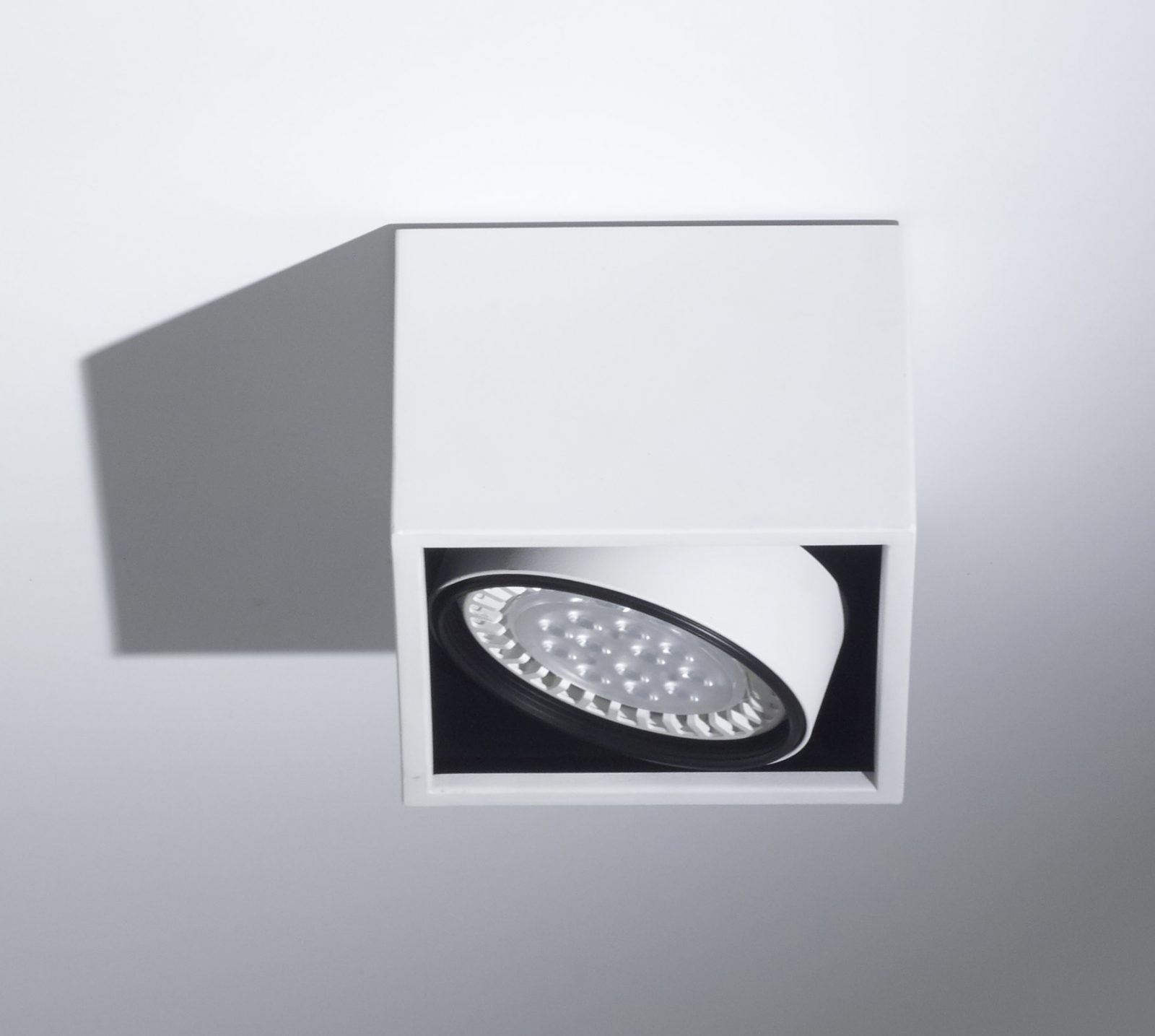 Spot cuadrado de aplicar Vogel de 1 luz AR111 (varios colores) - Boutique de Luz